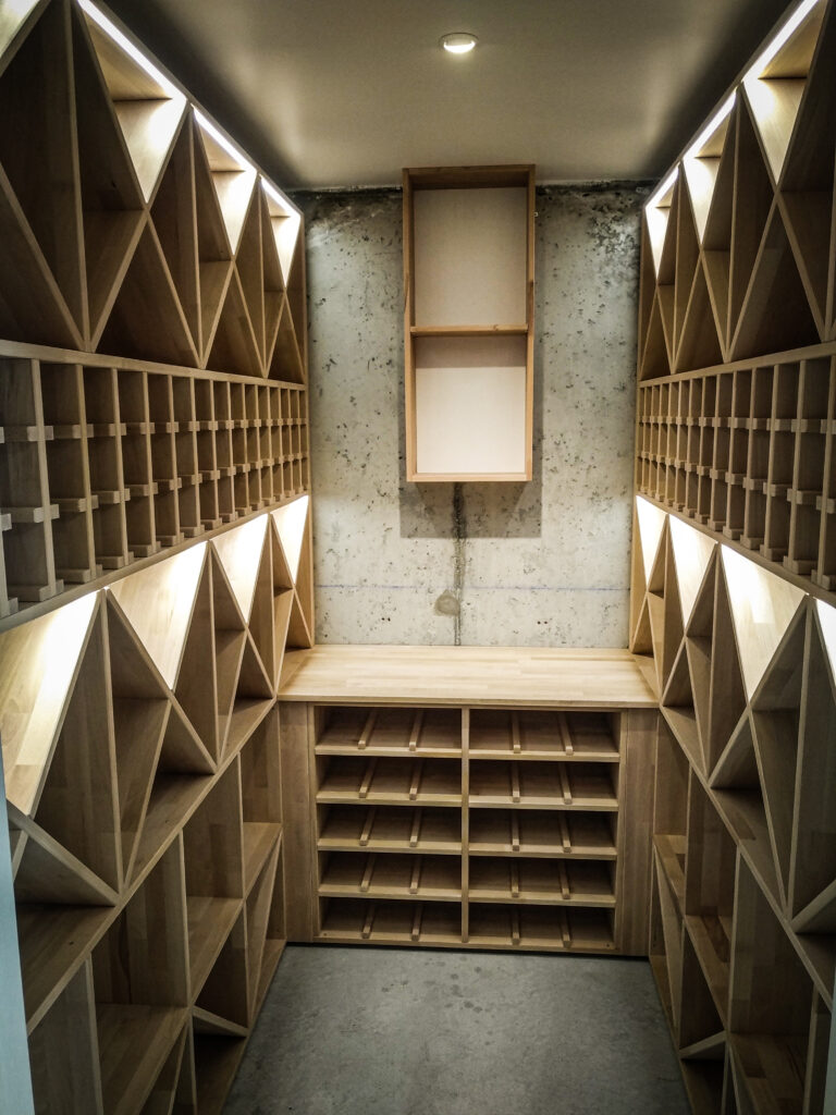 Cave à vin sur-mesure en bois naturel | HDMA | Menuiserie Agencement ...