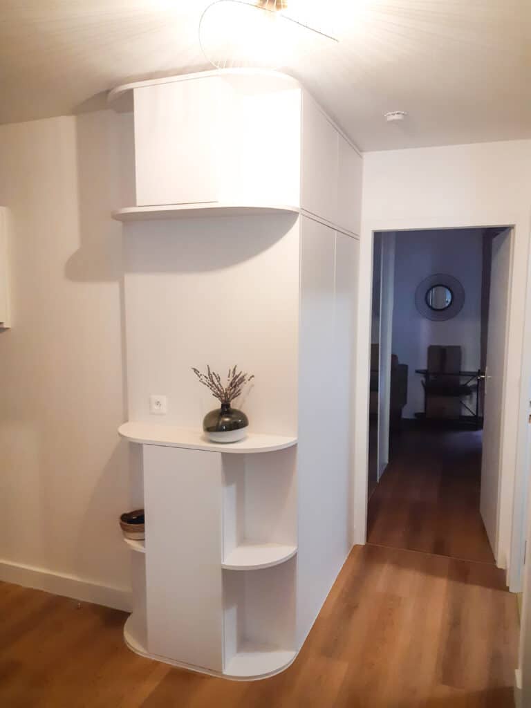 Meuble d’entrée arrondi et fonctionnel | HDMA | Menuiserie Agencement ...